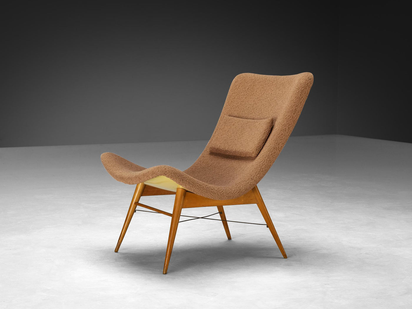 1950s Mid-Century Modern Shell Lounge Chair in Beige Upholstery